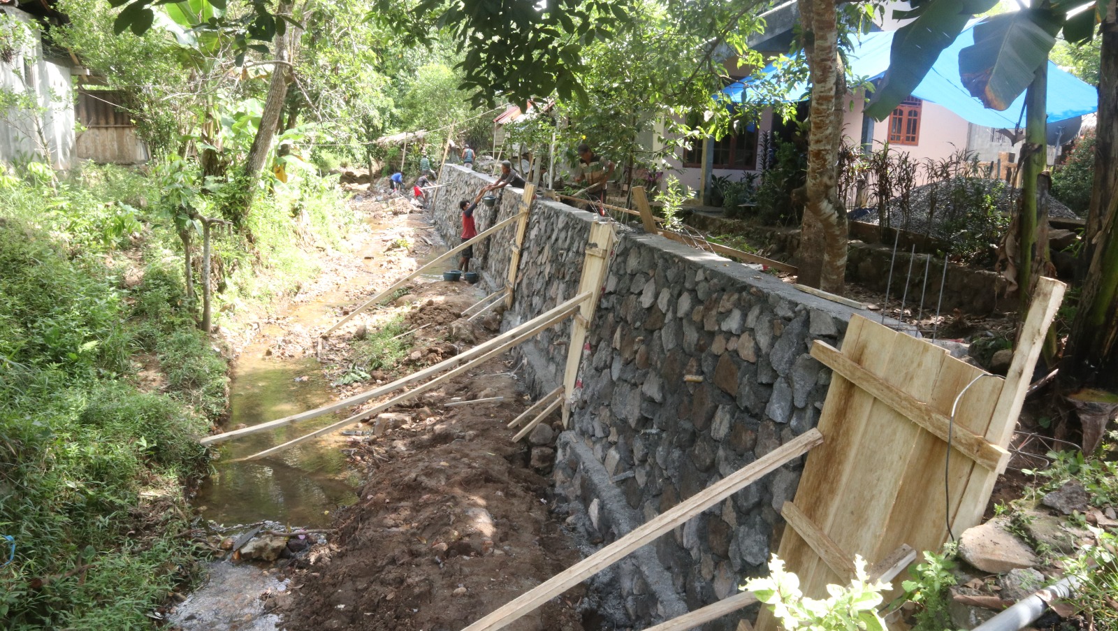 Didanai APBDes 2023, Pembangunan Talud di Desa Ponto Hampir Rampung ...